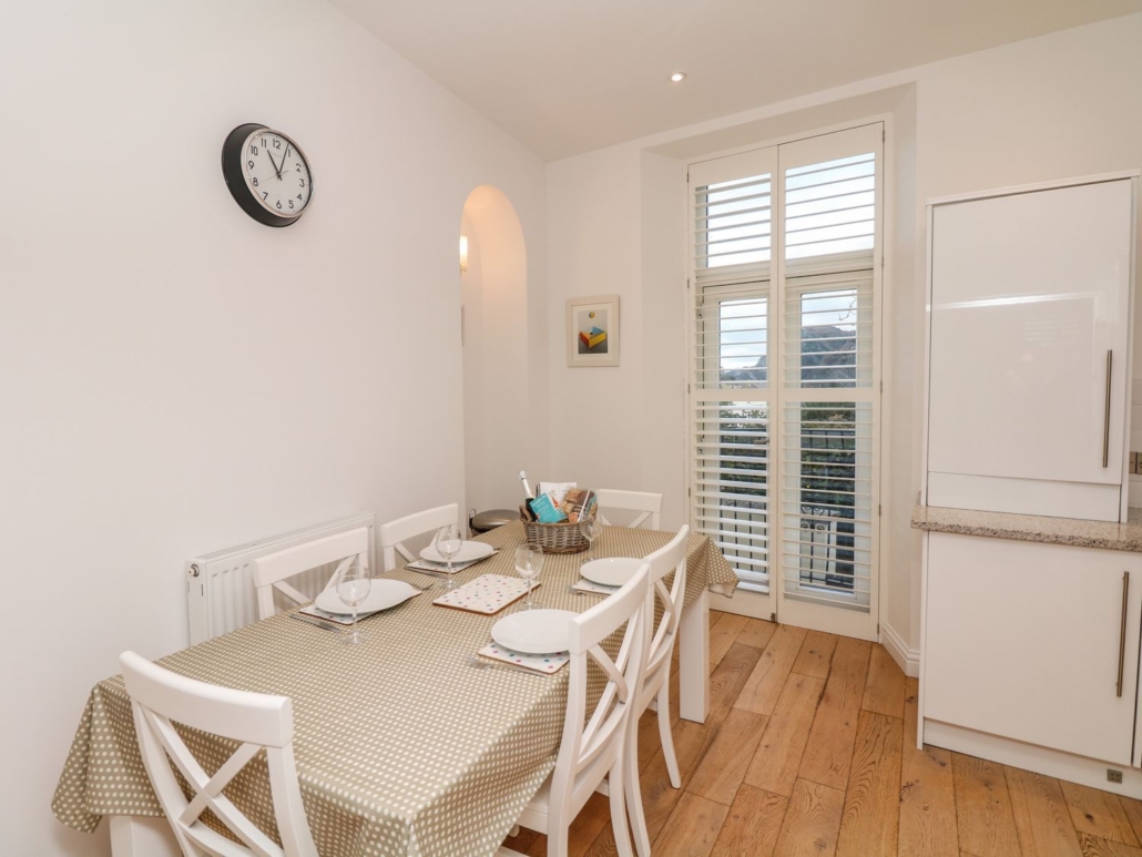 10 Cove View, Ilfracombe 2 Bedrooms Sleeps 4 Holiday Apartment UK